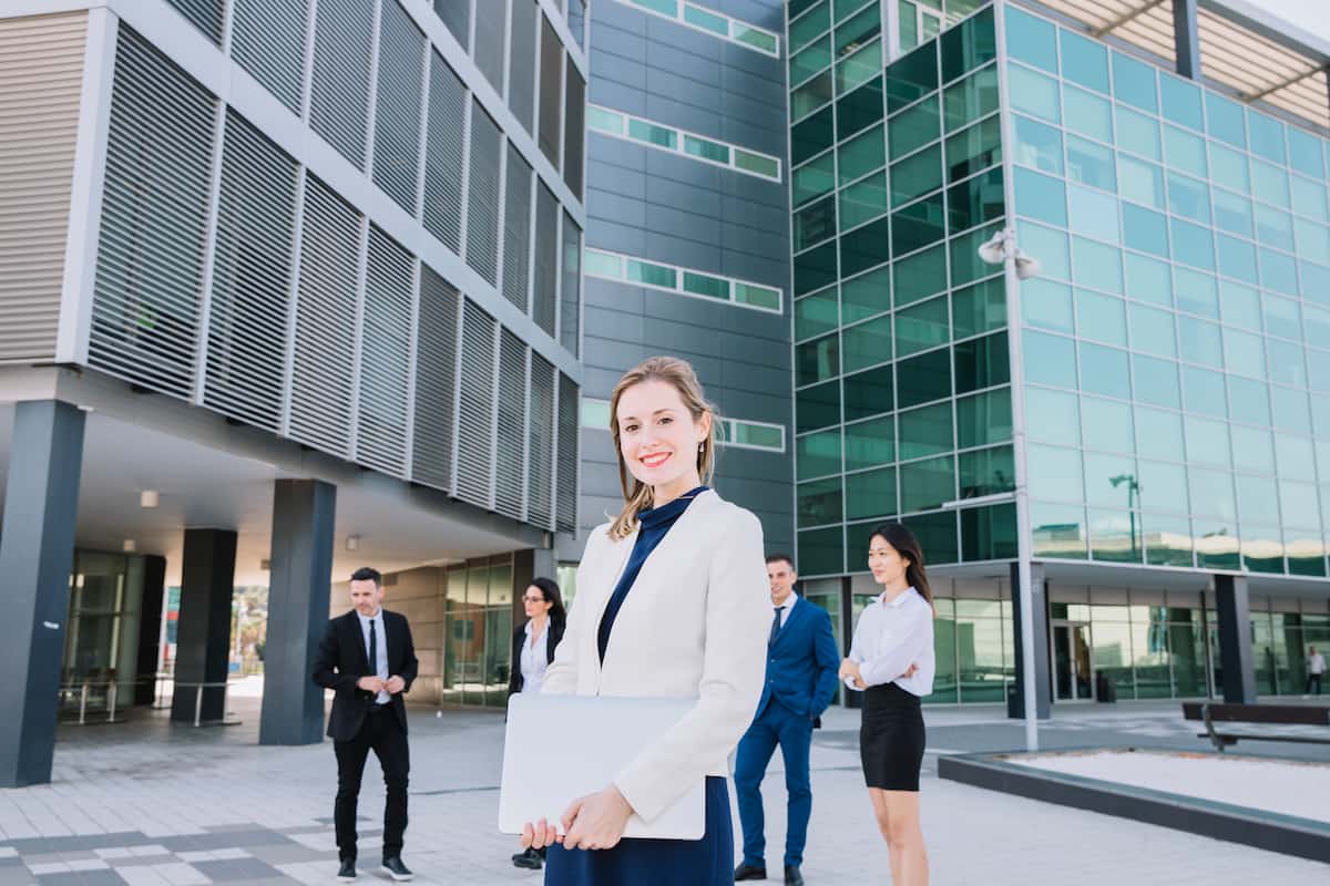How large enterprises benefit from remote IT support? - HelpDesk Heroes